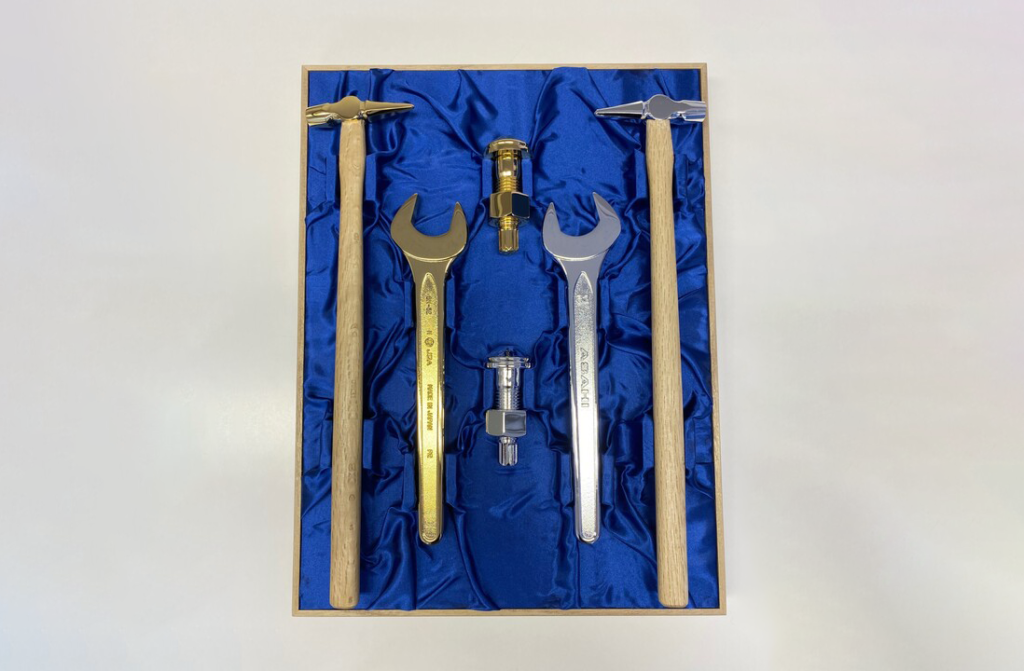 Gold-Plated And Silver-Plated Bolts For Ridgepole Raising Ceremony ...